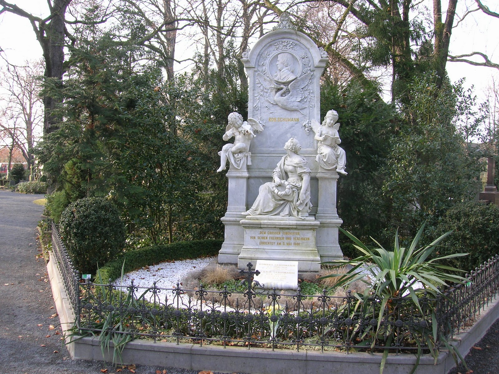 KultNews: Rubrik-Antworten: Palme als Grabsymbol & Deutsche Christen