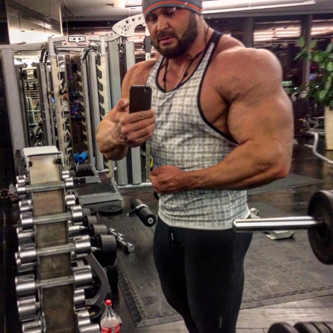 Muscle Lover: Russian muscle beast Sergey Konyachenko