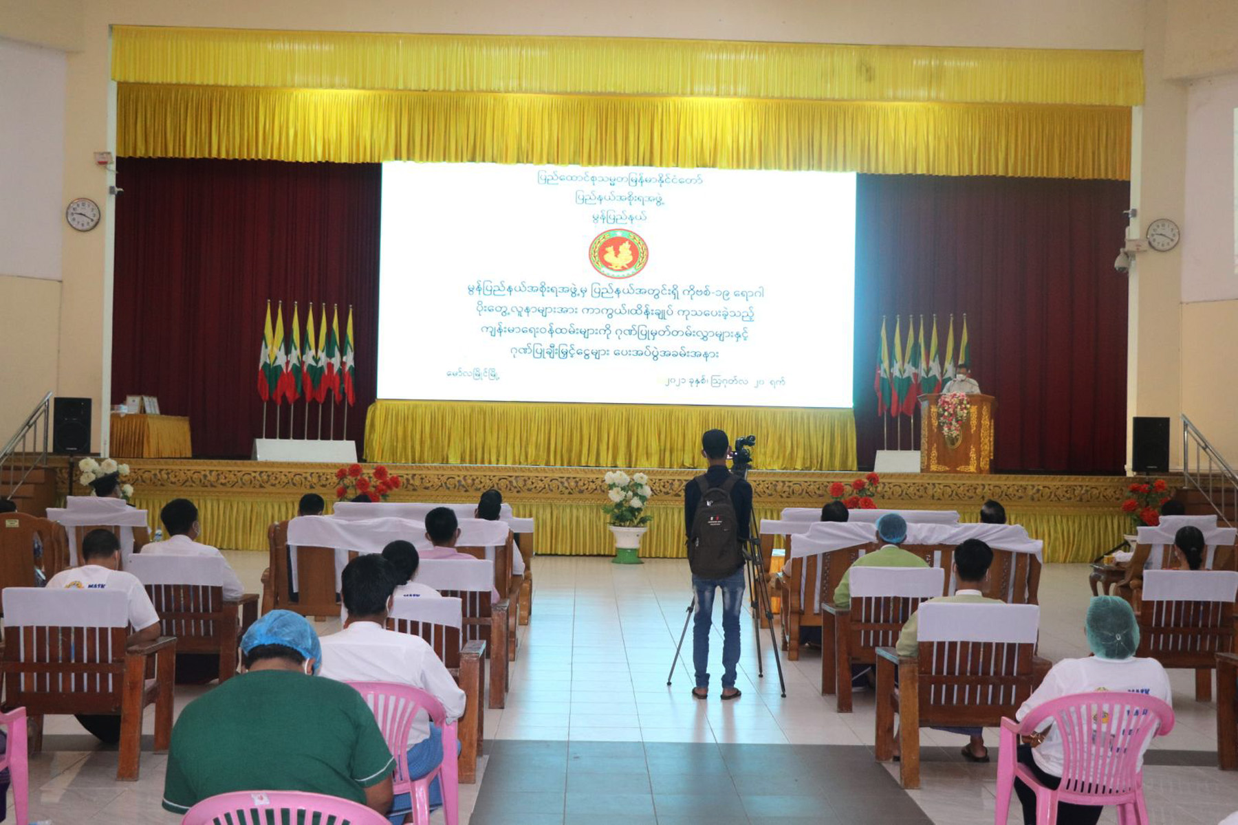ကျန်းမာရေးဝန်ထမ်းများအား မွန်ပြည်နယ်ဝန်ကြီးခ