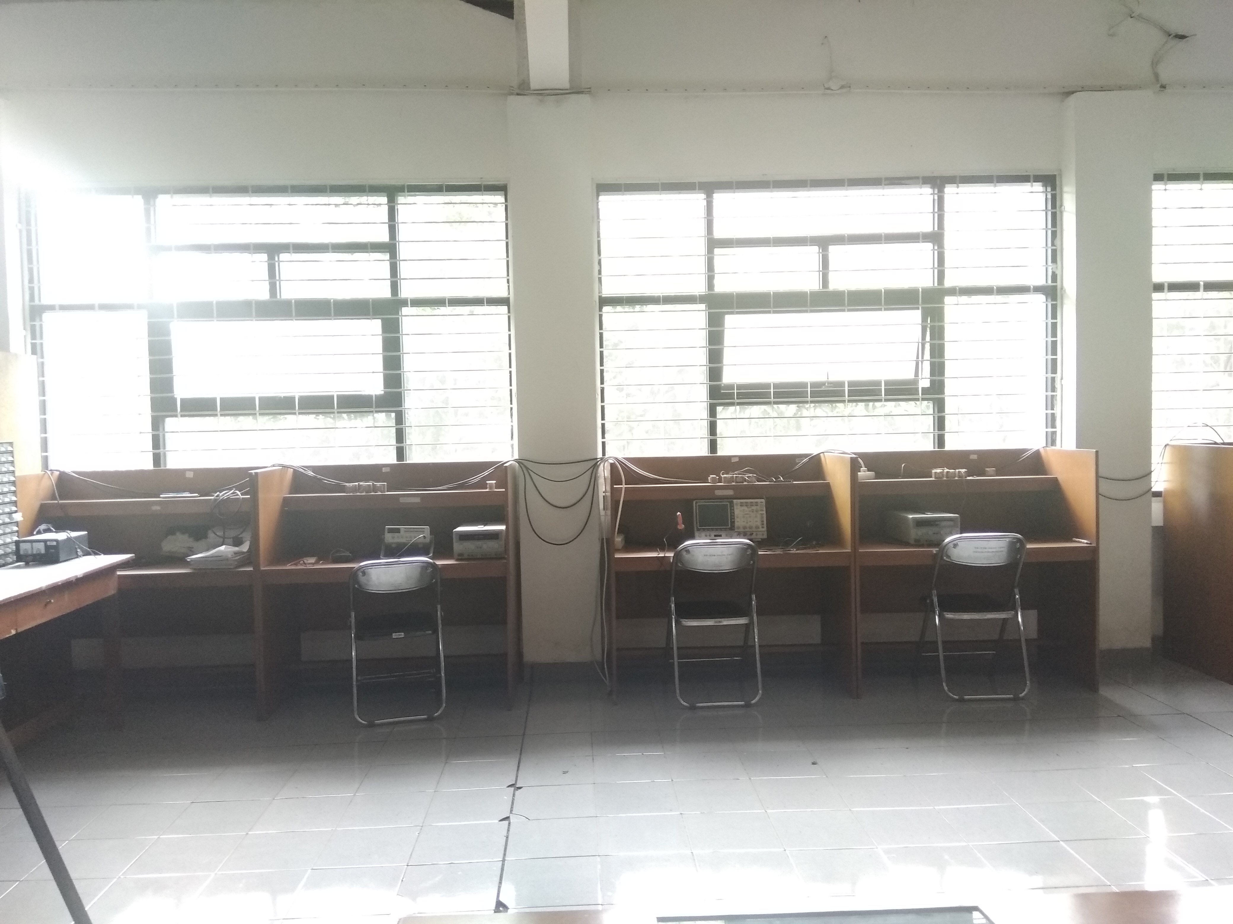 LTE: Ruangan dan Alat Lab