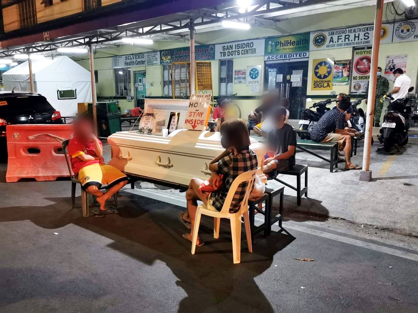 Mga lumalabag sa curfew sa Parañaque, pinapaupo sa tabi ng ataul Mga lumalabag sa curfew sa Parañaque, pinapaupo sa tabi ng ataul