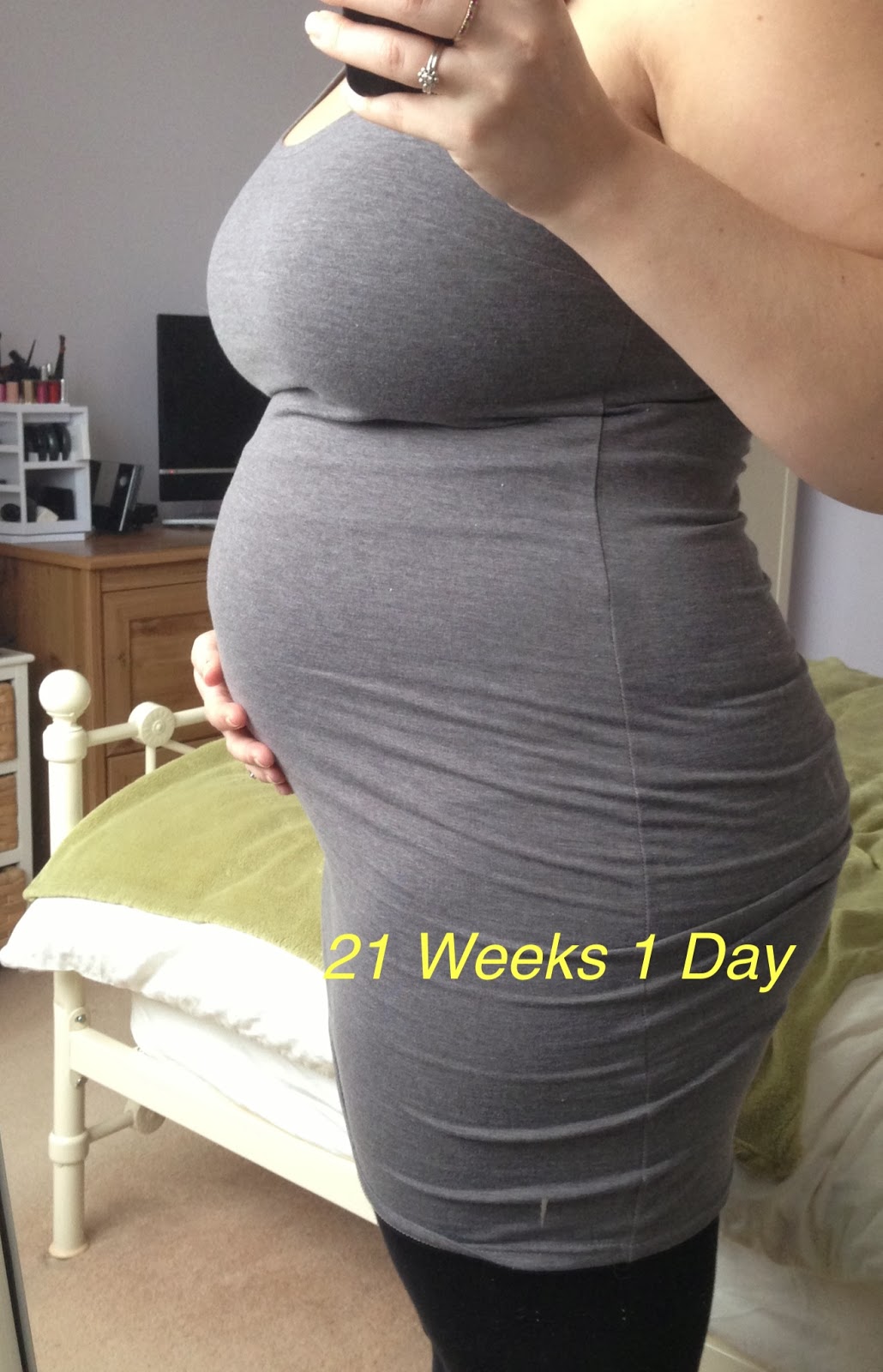 I Am Mumalicious: Bump Pic! 21 Weeks 1 Day!