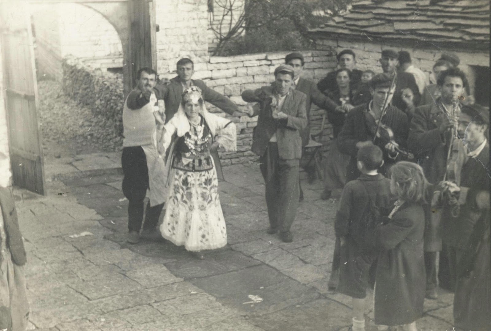 ΑΣΠΡΟΜΑΥΡΗ ΦΩΤΟΓΡΑΦΙΑ - ΑΓΓΙΓΜΑ ΓΙΑ ΕΜΠΝΕΥΣΗ