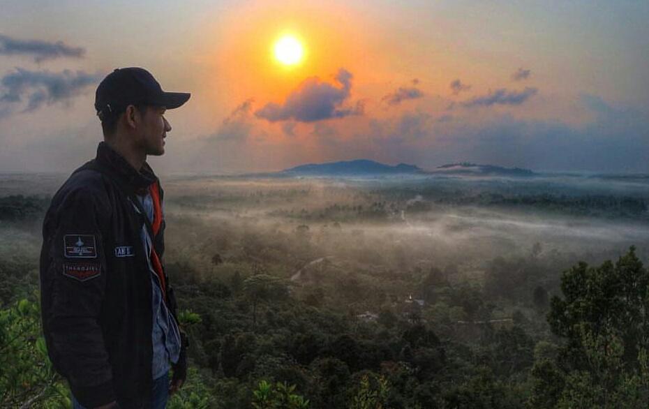 Travelplus Indonesia: Pesona Gunung Gundul Natuna, Tak Cuma Sunrise dan ...