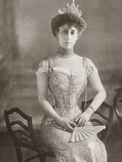 Gods and Foolish Grandeur: Queen Maud's dresses