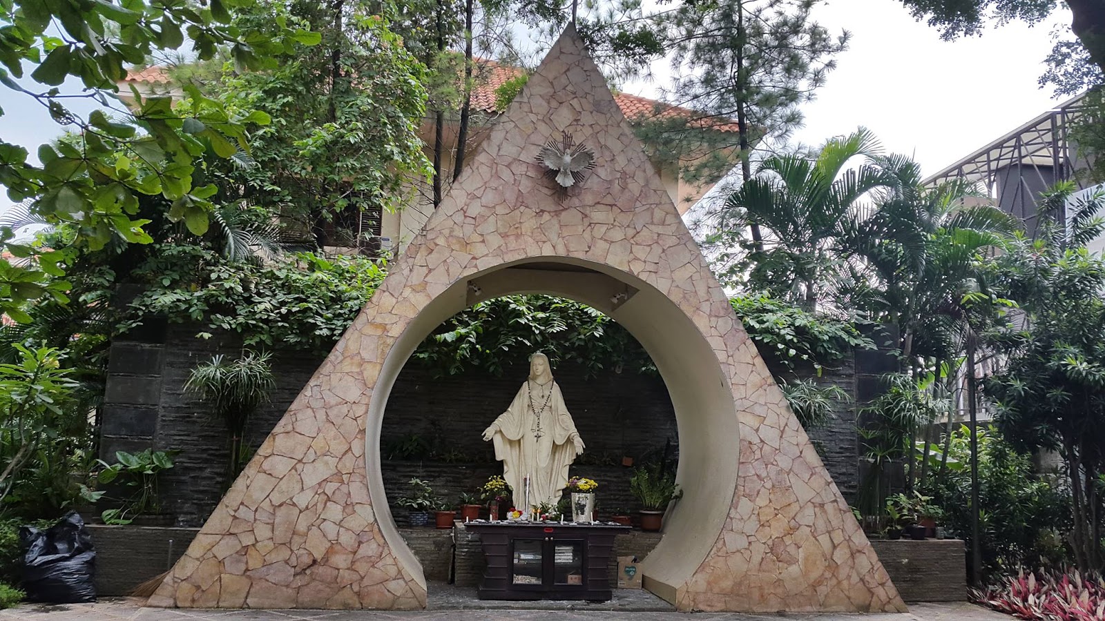 Gua Maria Gereja Katolik St. Helena, Curug, Tangerang | Per Mariam Ad Jesum