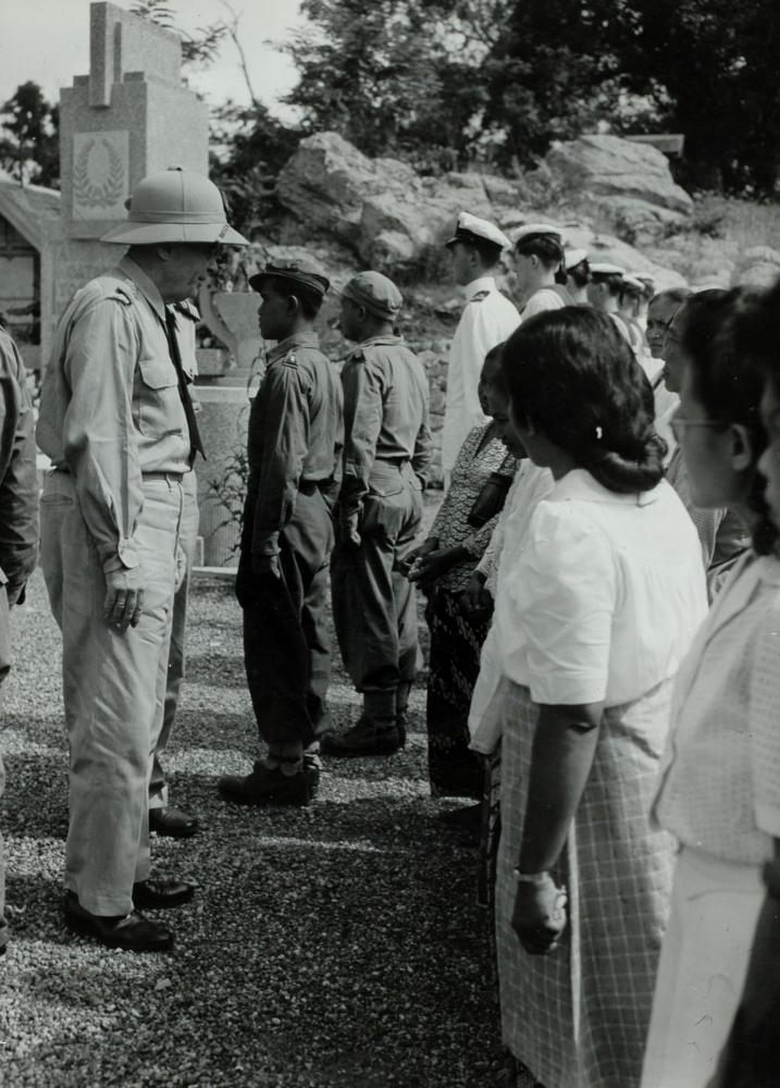 Indonesia Zaman Doeloe: Van Mook datang ke Samarinda untuk menggalang ...