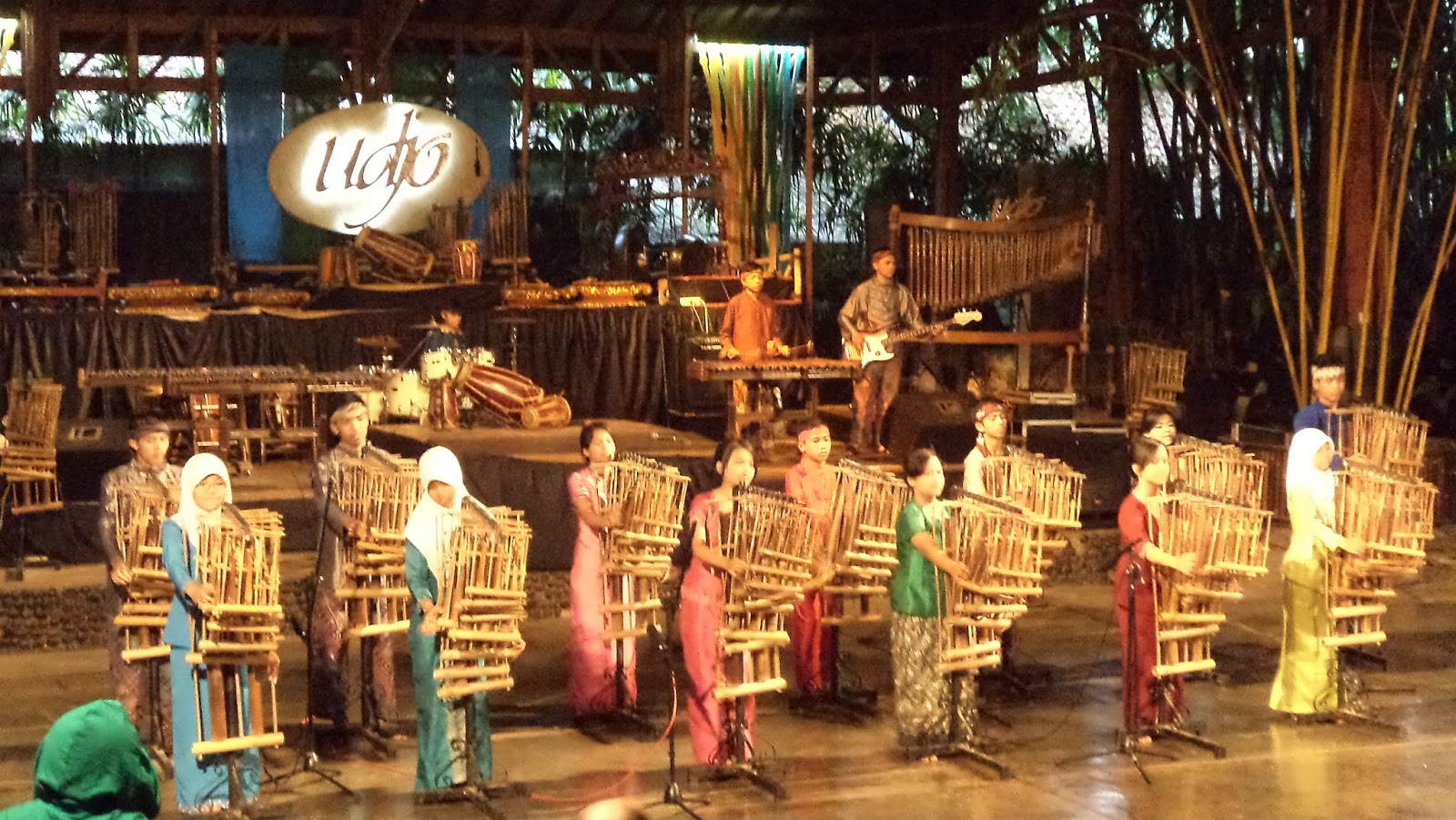 Alat Musik Tradisional Angklung - ALbantani