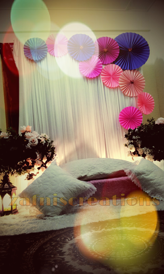 Karya Kreatif ZAFNIS CREATIONS...: Mini pelamin bunga kipas kertas