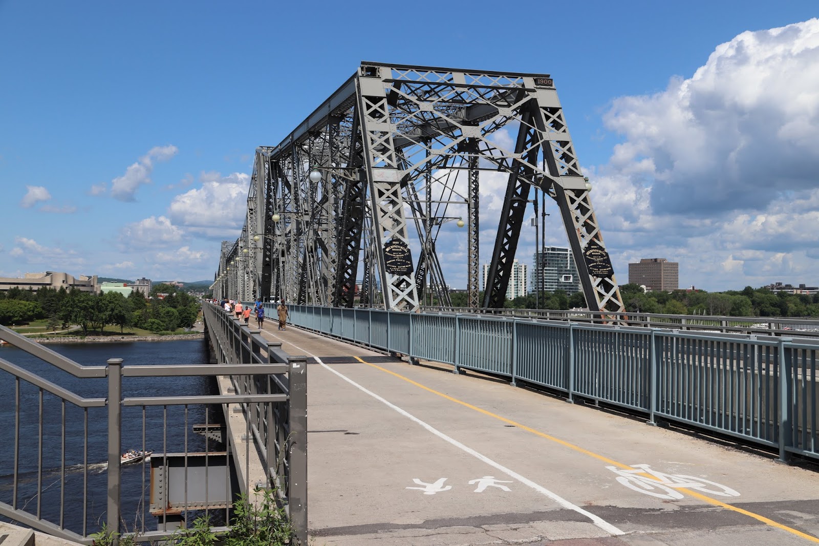 Memorials in Ottawa: Alexandra Bridge