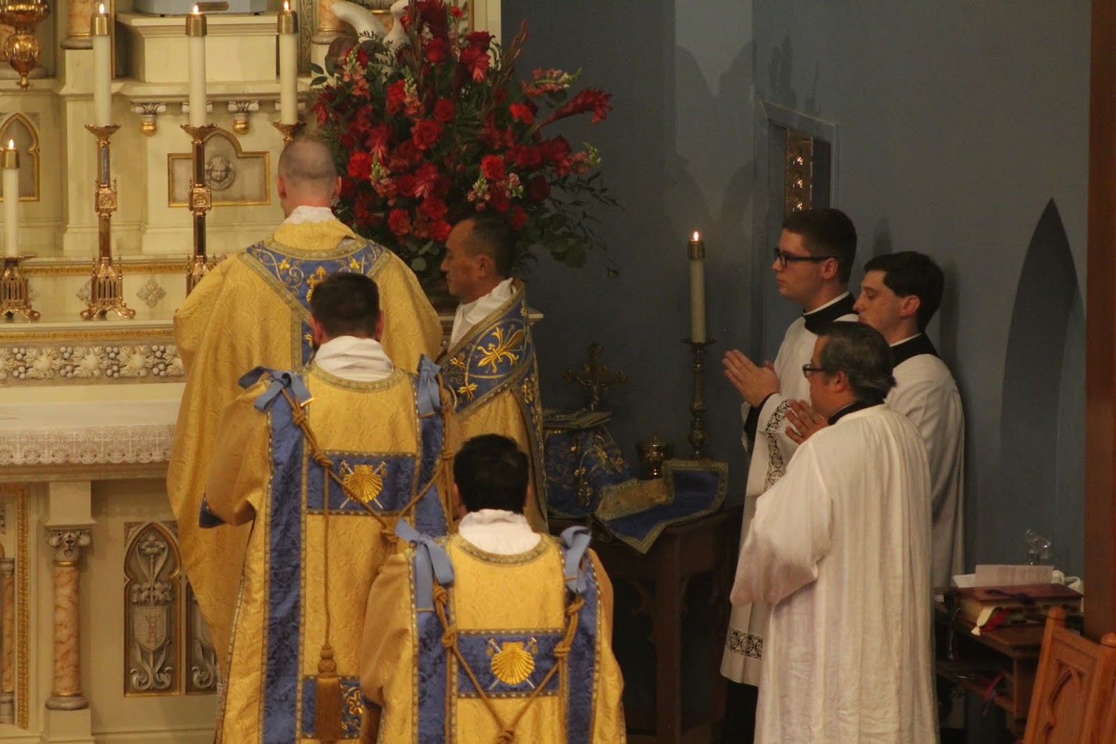 New Liturgical Movement: Photos of a New Priest’s First Mass