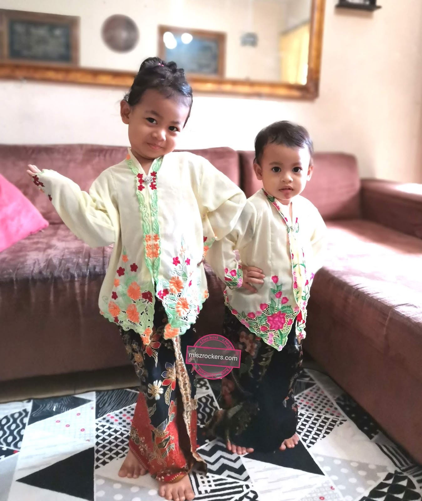 TEMA BAJU RAYA 2020 BERKEBAYA DAN BERKAIN BATIK | Ceritera Si Gadis Biru