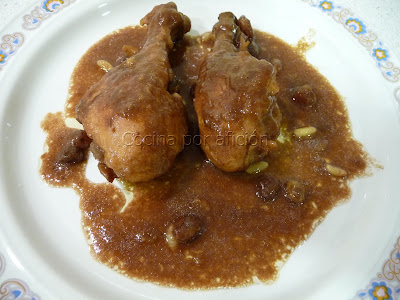Cocina por afición: Muslos de pollo al chocolate con pasas y piñones