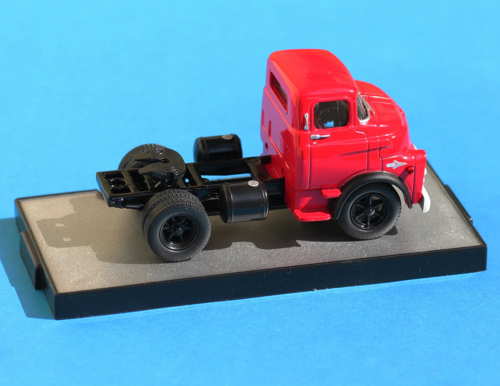 Incredible Mini Garage: Dodge COE 1957 M2 1/64