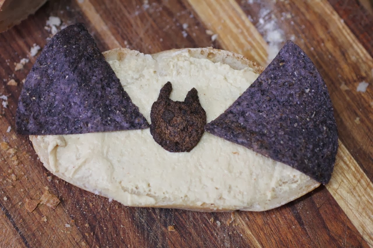 Green Gourmet Giraffe: WW Halloween treat: bat toast (with facon)