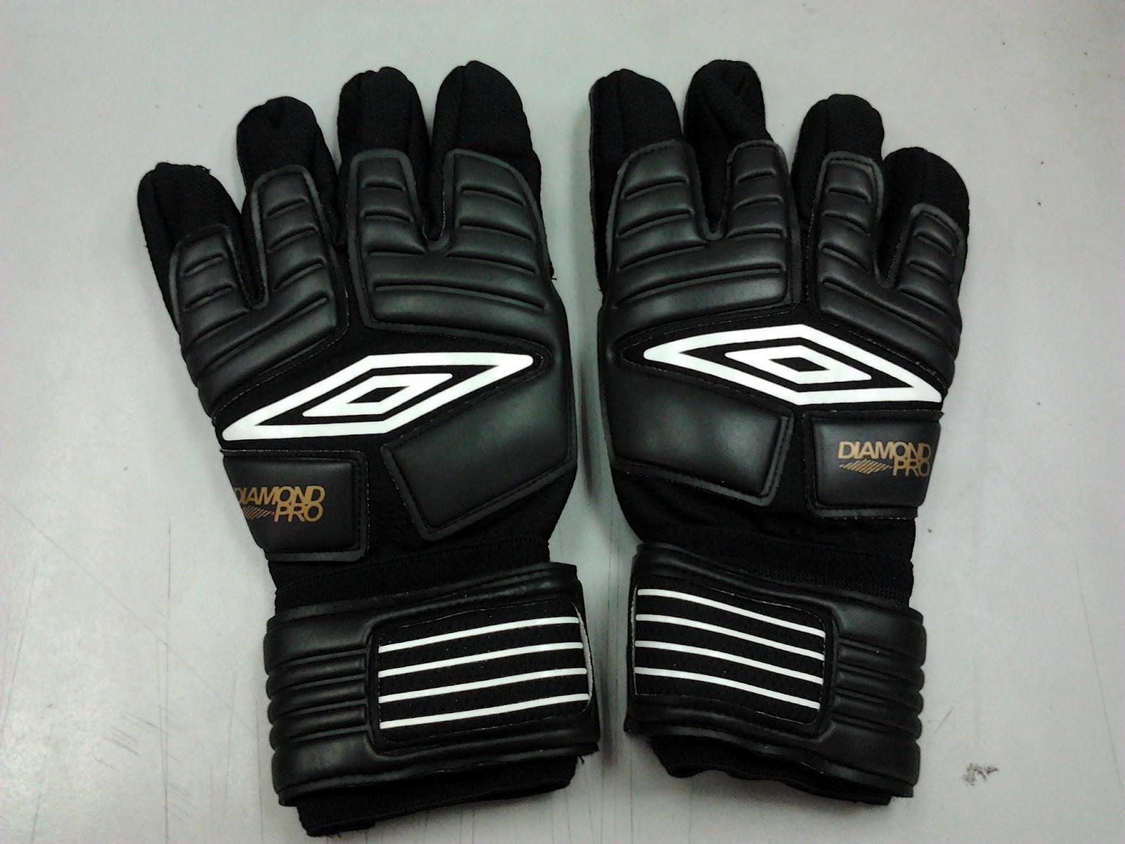 - BaRaNg bRaNdEd mUrAh -: Umbro Goalkeeper Glove -SOLD-