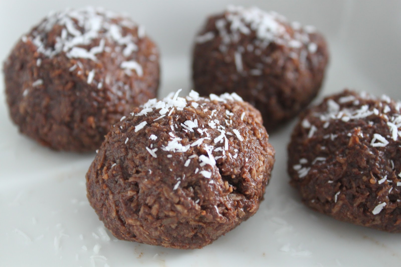 MamaEatsClean: Paleo No Bake Chocolate Pumpkin Balls - Two Ways