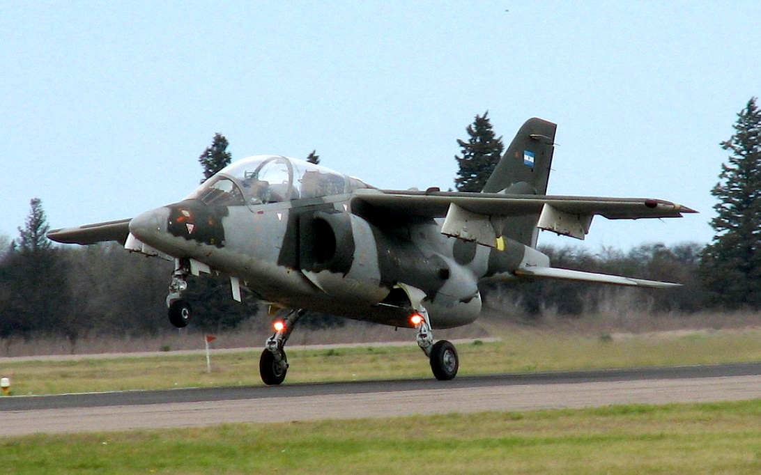 GAMBAR PESAWAT TERBANG: jet latih IA 63 Pampa (Wallpaper 4)