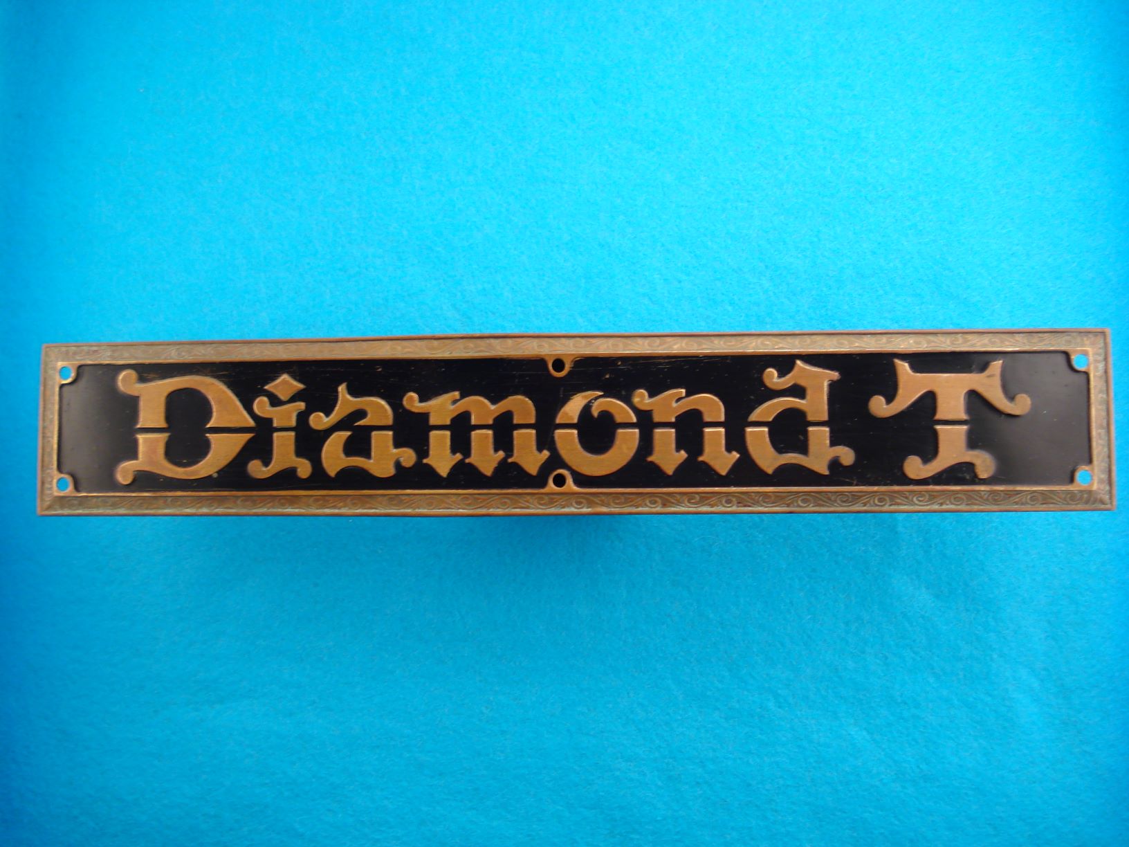 American Auto Emblems: DIAMOND T