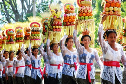 Bali Indonesia Holiday Travels: Gebogan, Balinese Offering Culture to ...