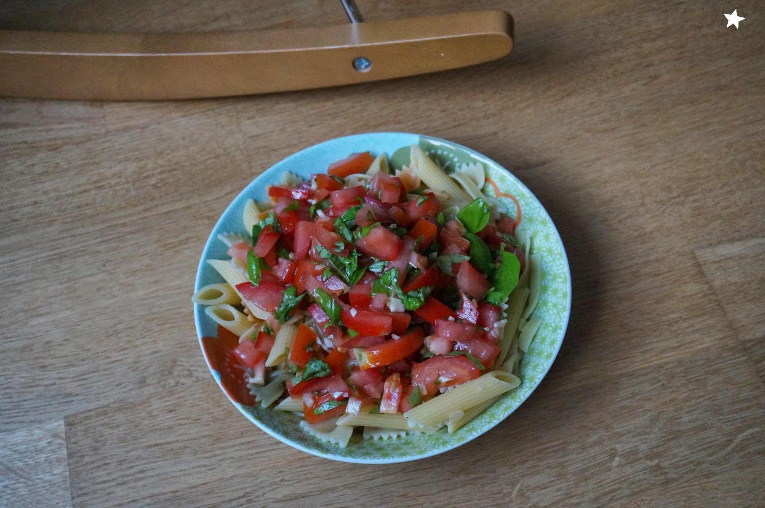 Farine d'étoiles: Assiette de pâtes toute simple, tomates, basilic, ail