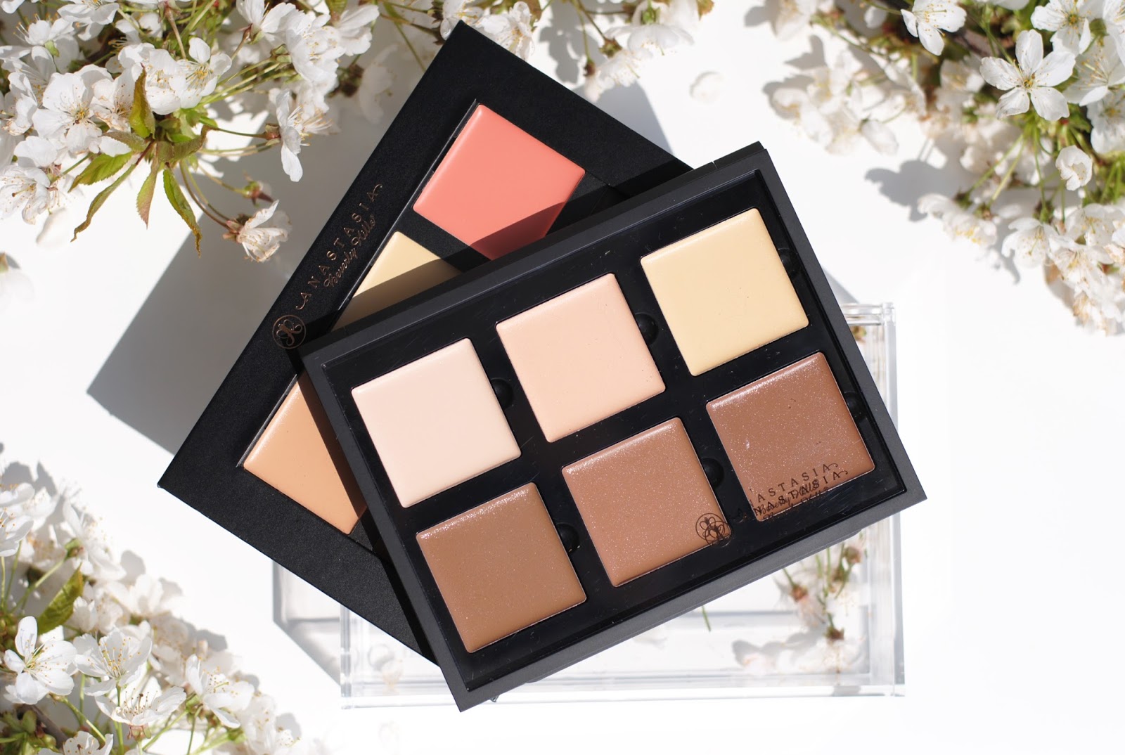 I AM A FASHIONEER: ABH - Cream Contour Kit Comparison