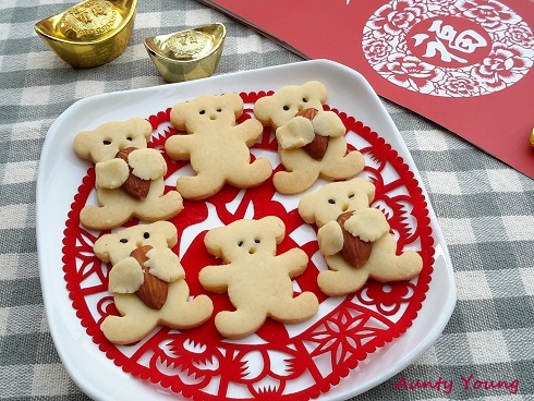 Aunty Young（安迪漾）: 2018年饼~小熊抱抱杏仁曲奇(Almond-hugging Bear Cookies)