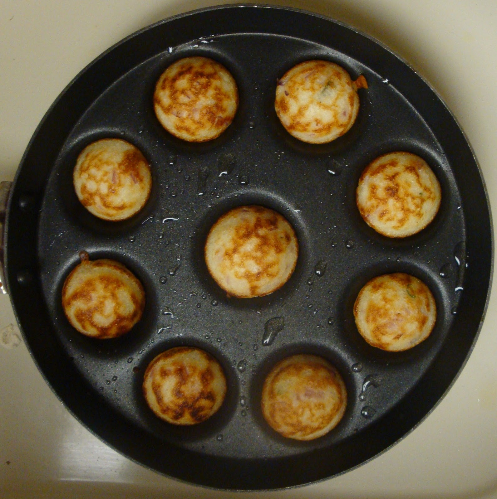 Indian Recipes: Paddu (or Gundponglu)