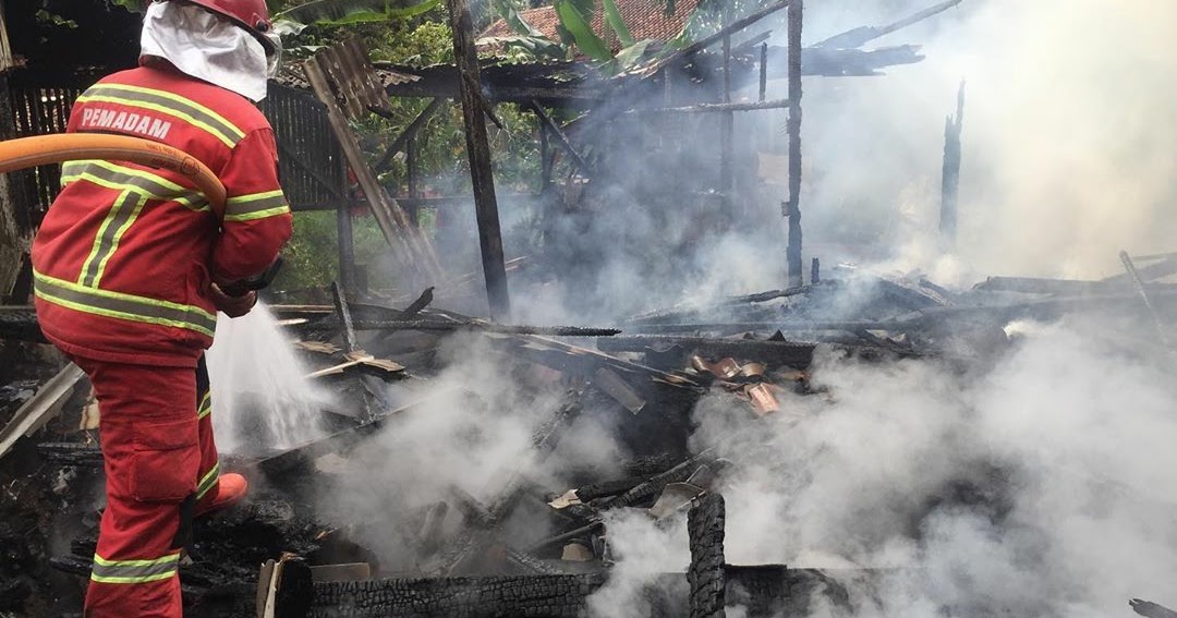 Diduga Akibat Korsleting Listrik, Rumah Panggung di Bojonghuni Habis ...