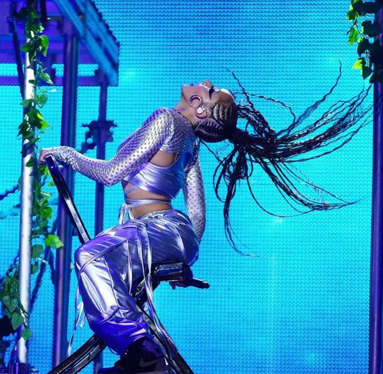 Tinashe reacts to two women fighting during her performance of Link Up ...