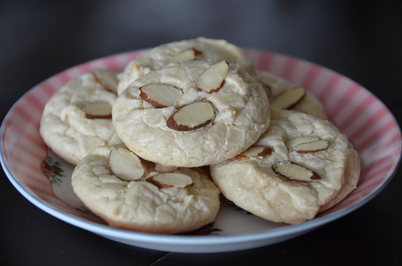 Playing with Flour: Almond macaroons