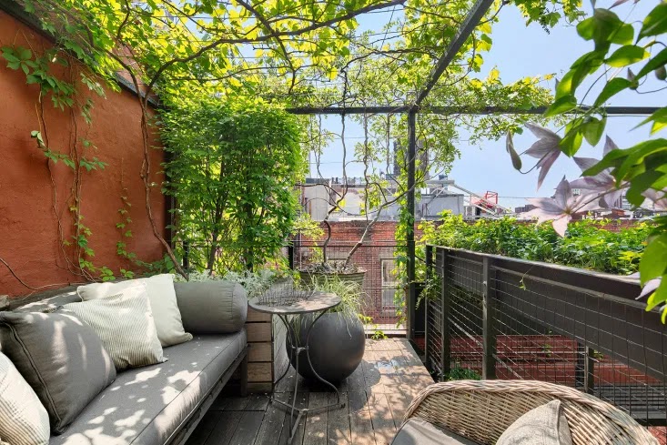 An impressive loft with terrace overlooking Manhattan