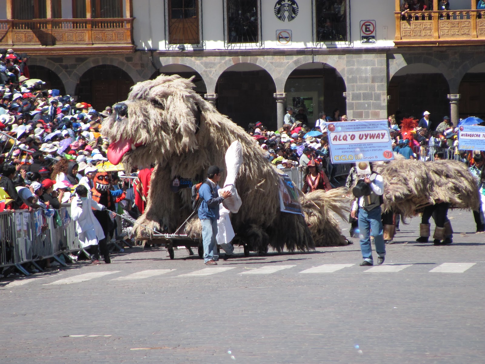 CUSCO EN IMAGENES: DESFILE DE ALEGORÍAS DE LA ESABAC