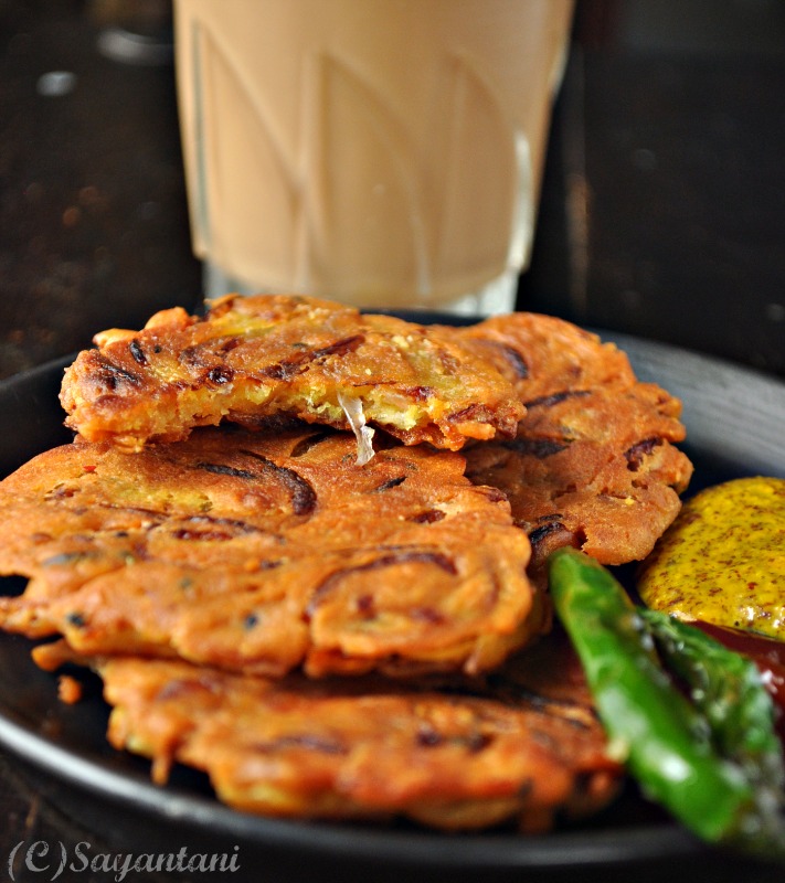 Peyaji (Pyaj ke pakode/ Onion Fritters) - A Homemaker's Diary