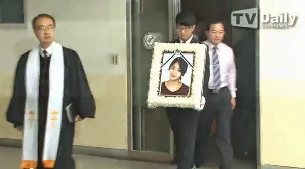 ShowbizAsiaUpdates: Ladies' Code's EunB Emotional Funeral