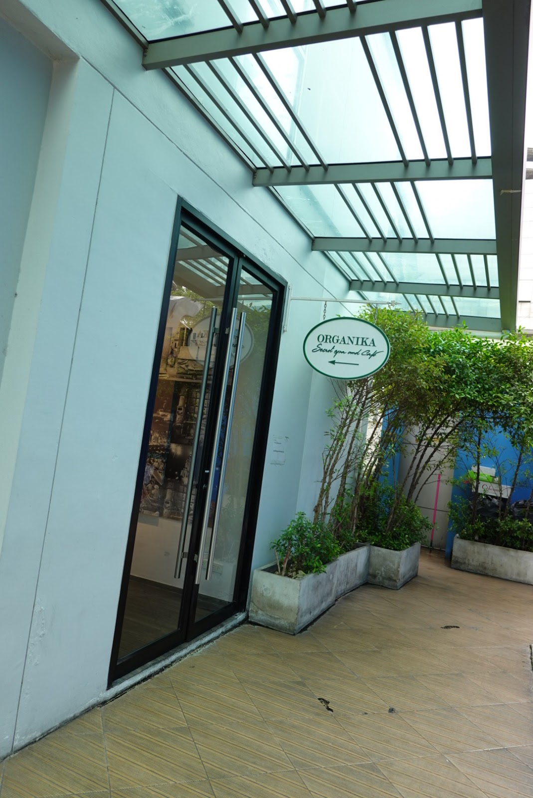 泰國｜曼谷｜咖啡廳｜Organika House Cafe，絕美玻璃屋與浮誇的調酒們 - Zoey's Journey ︎