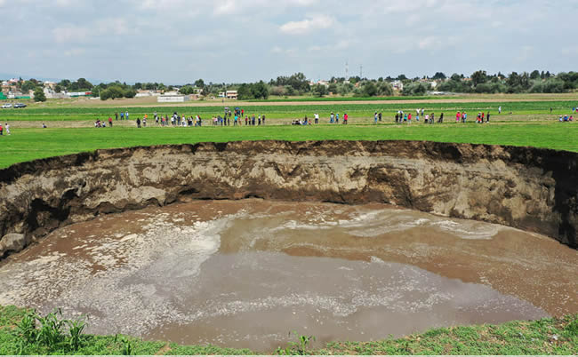 Crece socavón en Santa María Zacatepec Crece socavón en Santa María Zacatepec