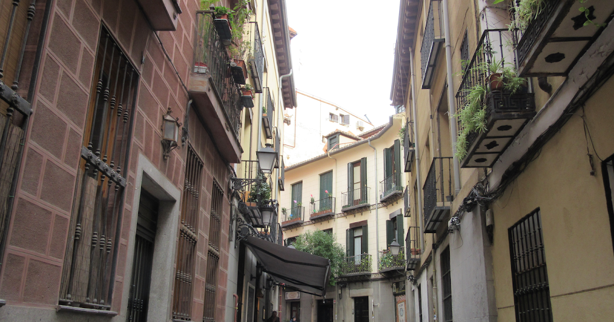 Paseando por Mayrit: La calle del Nuncio de Madrid.