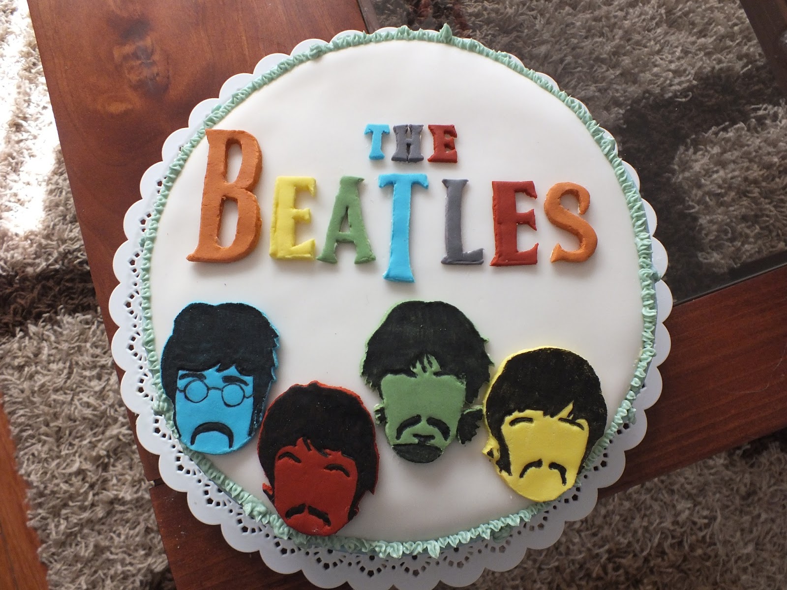 Torta de Bizcocho de Vainilla, The Beatles. | Kitty Cupcakes