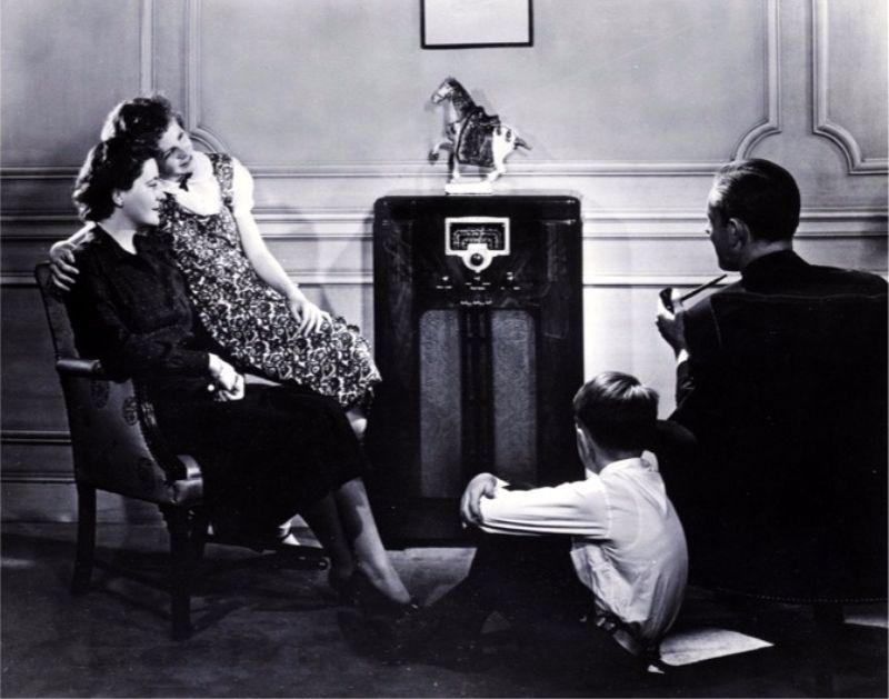 Before Television: Interesting Photos of People With Their Radios ...