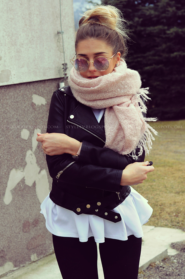 Styleev: Biała baskinka w połączeniu z czernią.