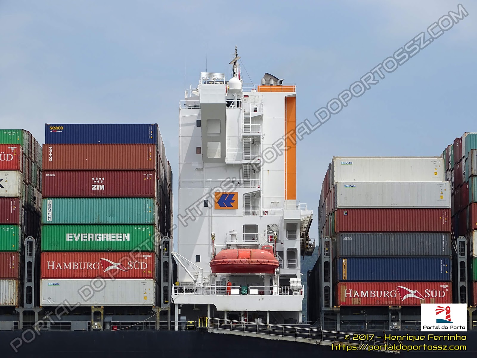 Tubul com as cores da Hapag-Lloyd - Portal do Porto