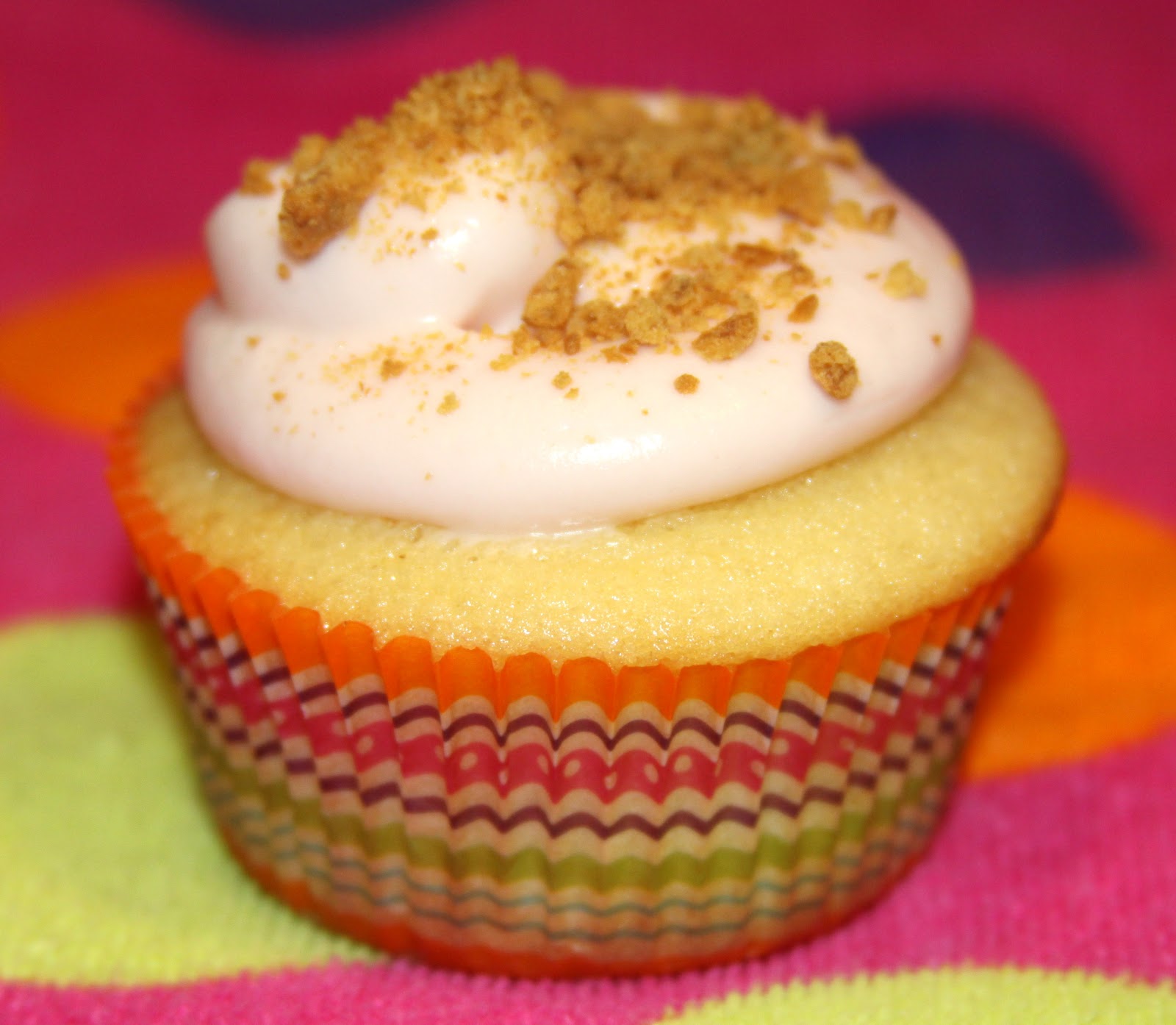 Linzi's Recipes: Strawberry Graham Cupcake