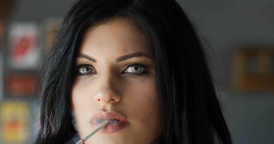 Diva gângster. Bia Citro esbanja glamour em ensaio de férias