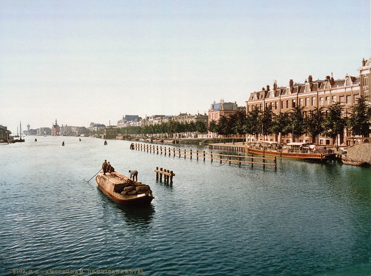 20 Striking Color Photographs That Show Everyday Life in Amsterdam ...