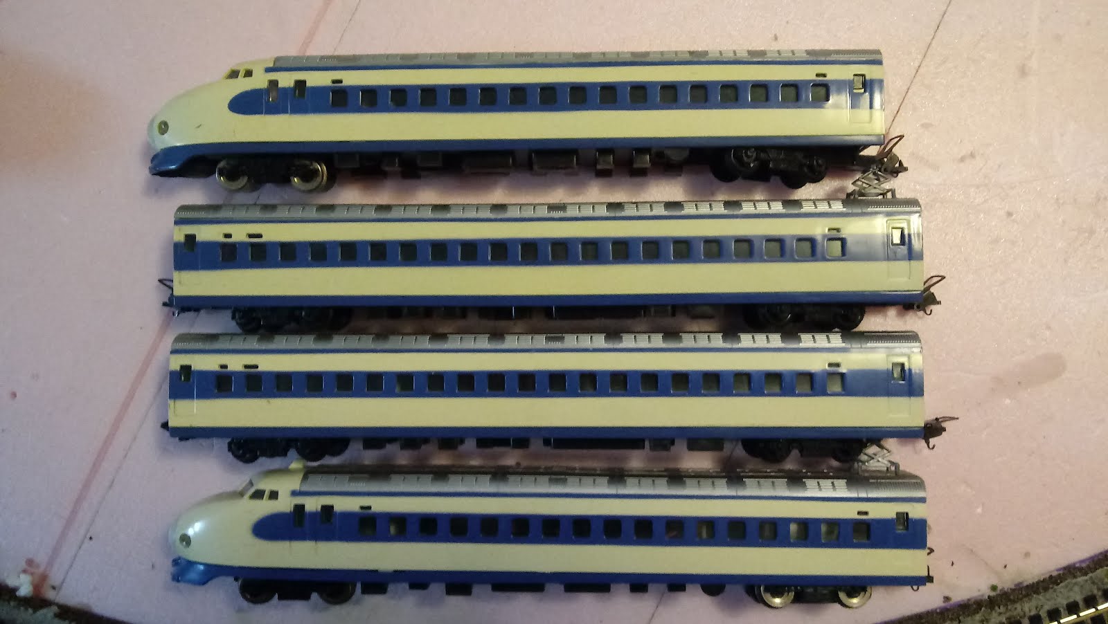 Budget Railroading: Lima Shinkansen Bullet Train Set.