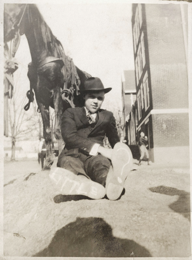 30 Vintage Snapshots of People Taking Pictures of Their Feet For Fun ...