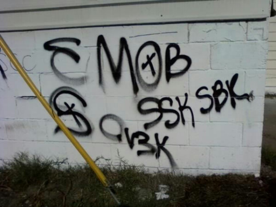 blood gangs graffiti: Mob piru gang ( compton )