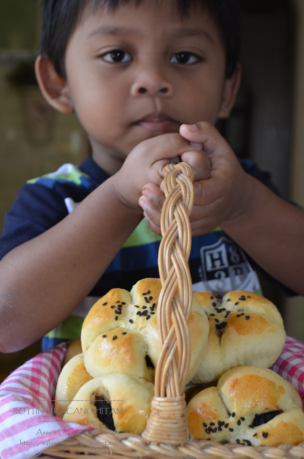 Roti Inti Kacang Hitam - Amie's Little Kitchen