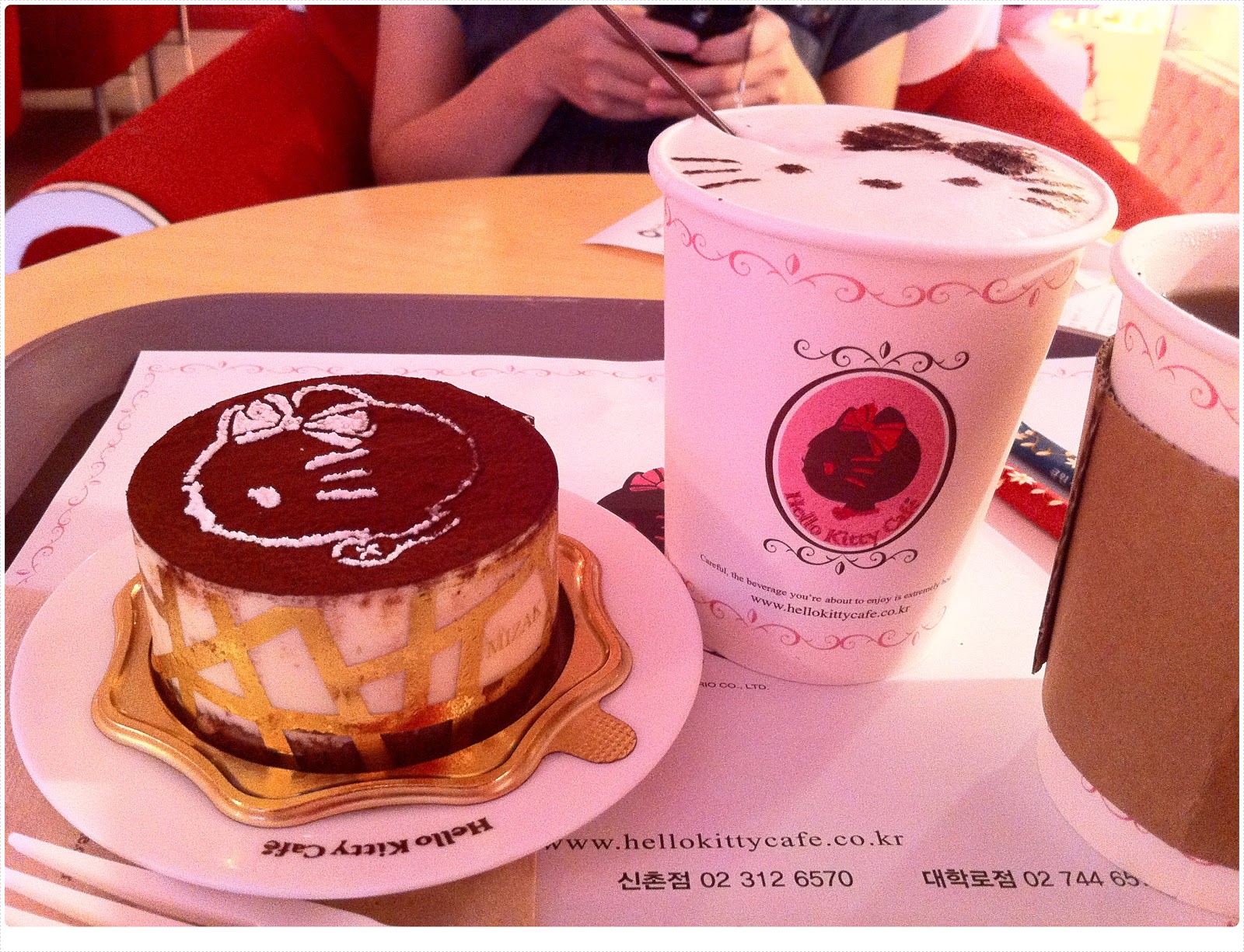 Le Petit Macaroon~: Hello Kitty Café